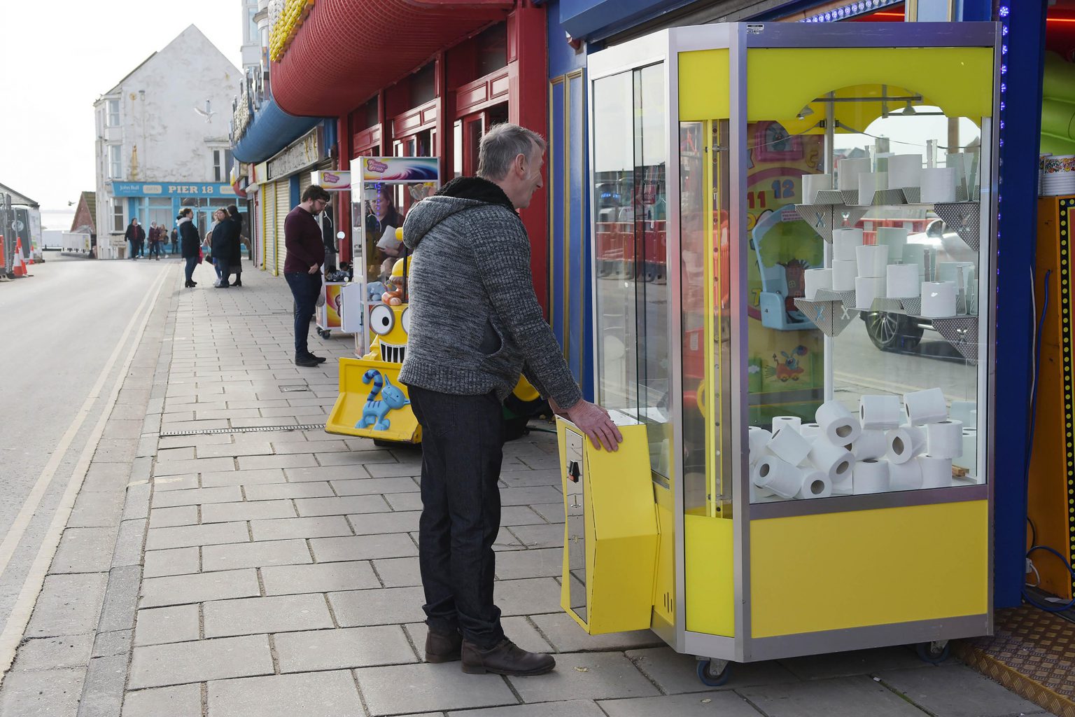 英国でトイレットペーパーがクレーンゲームの景品に（笑）